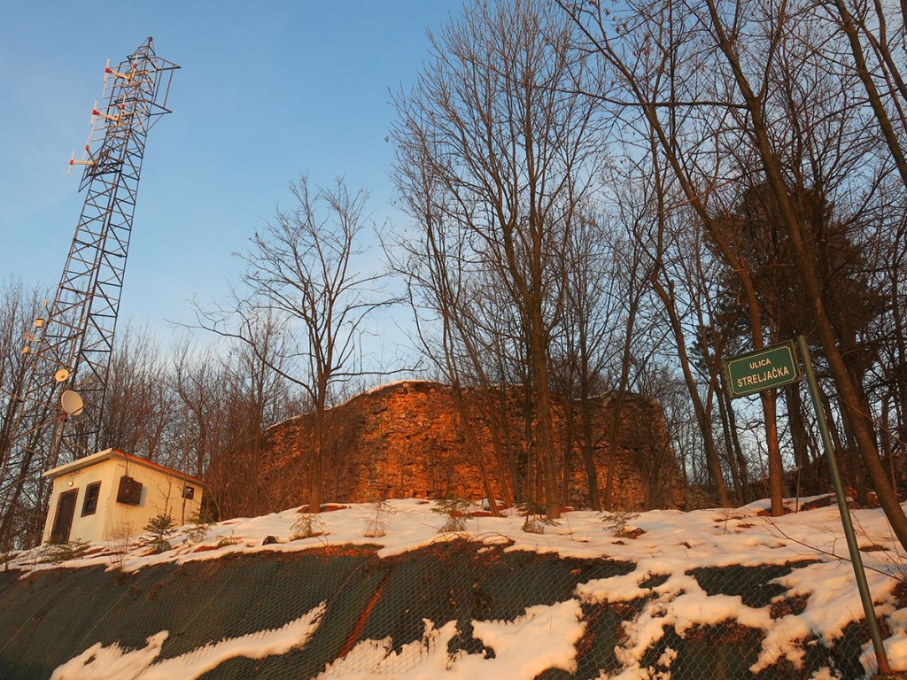 Stari grad Vratnik – PLANINARENJE sa Bracom Babićem